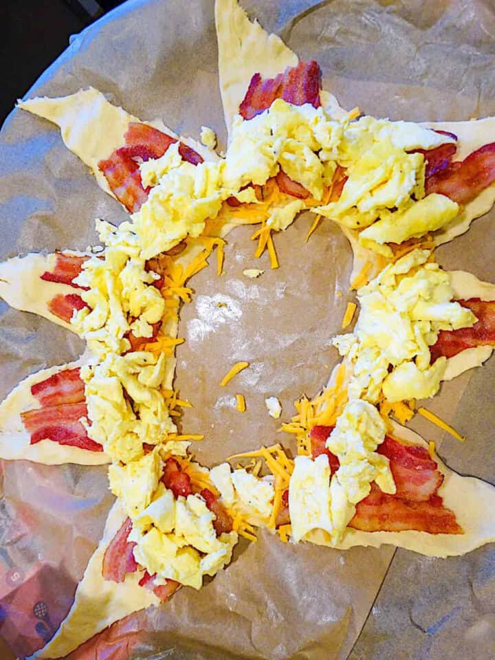 Breakfast Crescent Ring (bacon, egg and cheese) - Tasty Oven