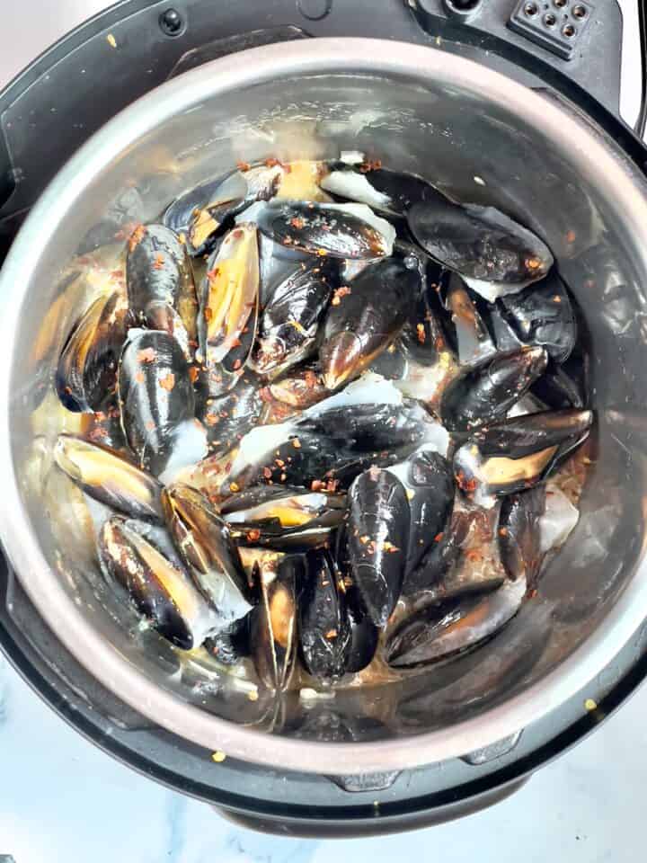 Instant Pot Mussels (Mussels Mariniere) - Tasty Oven